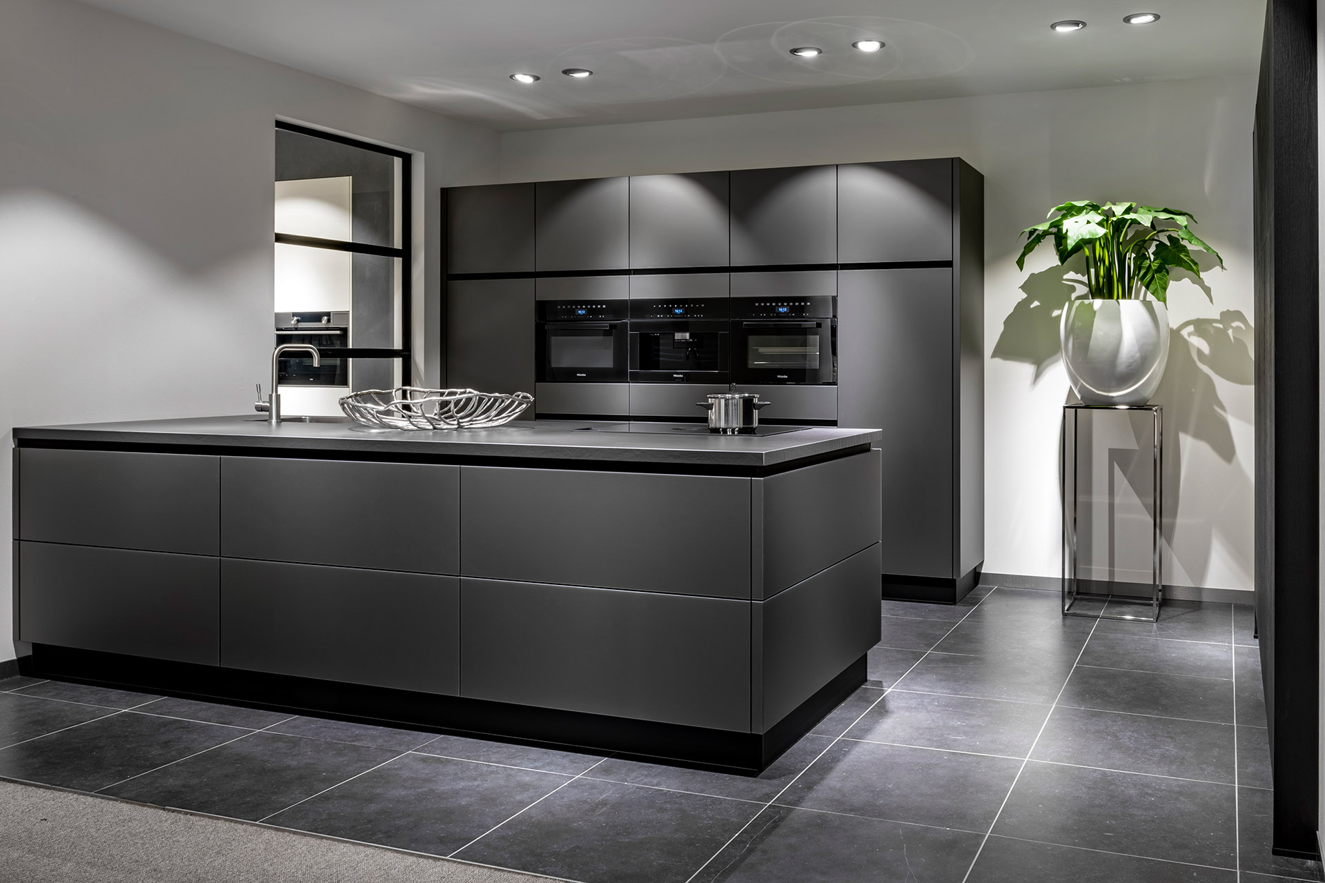 Een moderne, donkergrijze keuken I Nuva Keukens