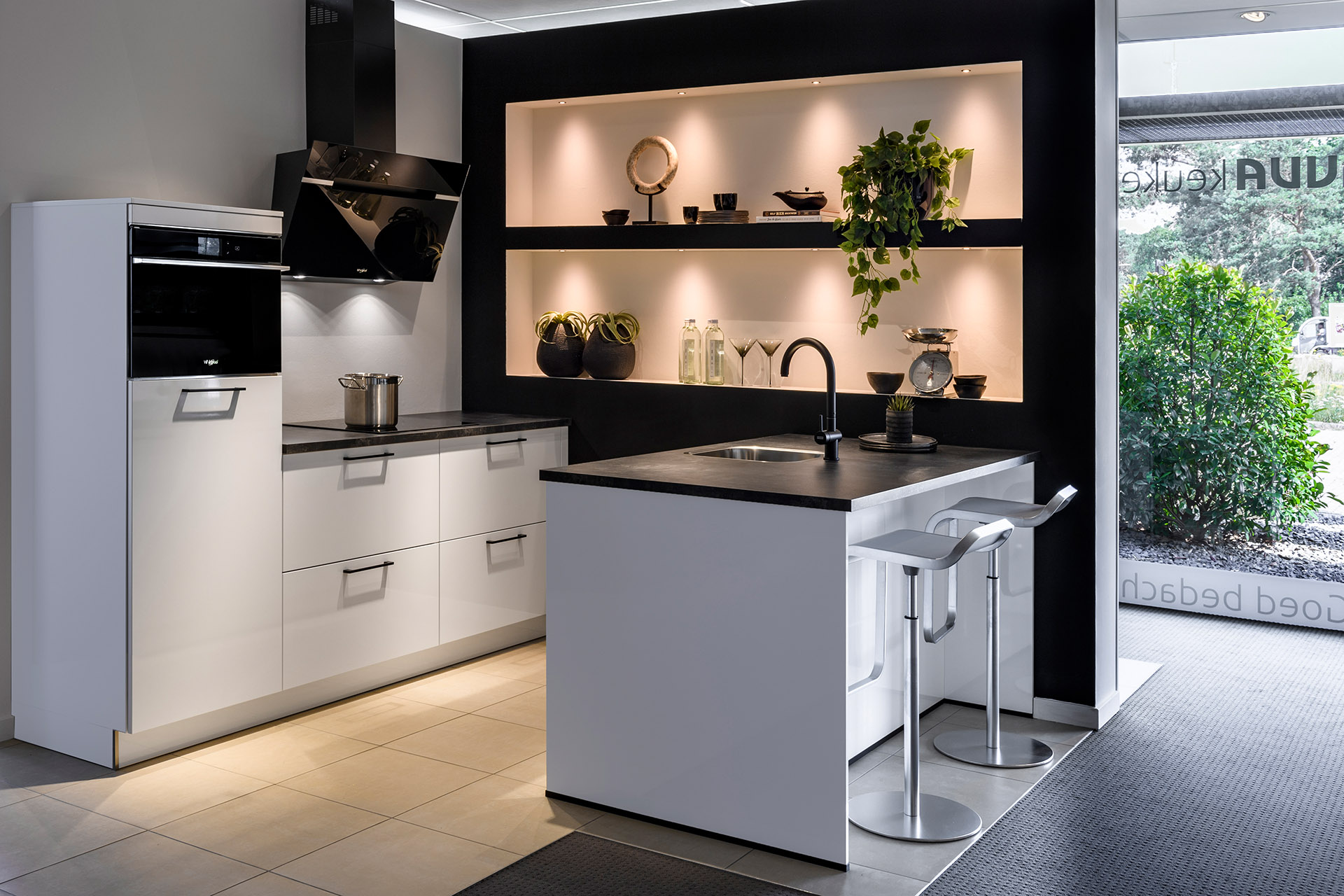 Een witte compacte eilandkeuken | Nuva Keukens